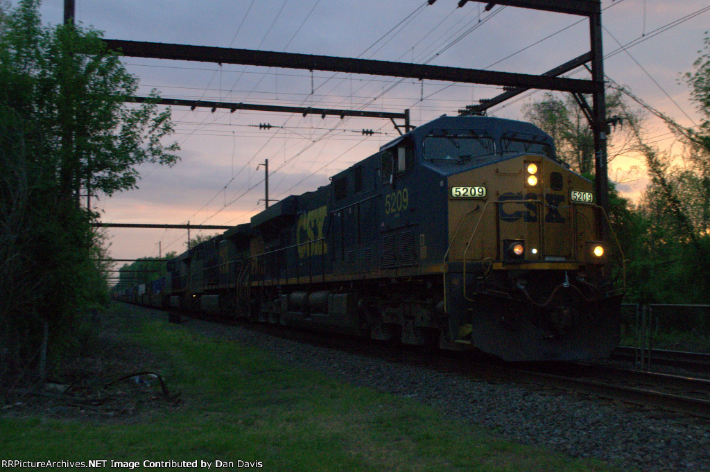 CSX ES40DC 5209 leads Q036-11